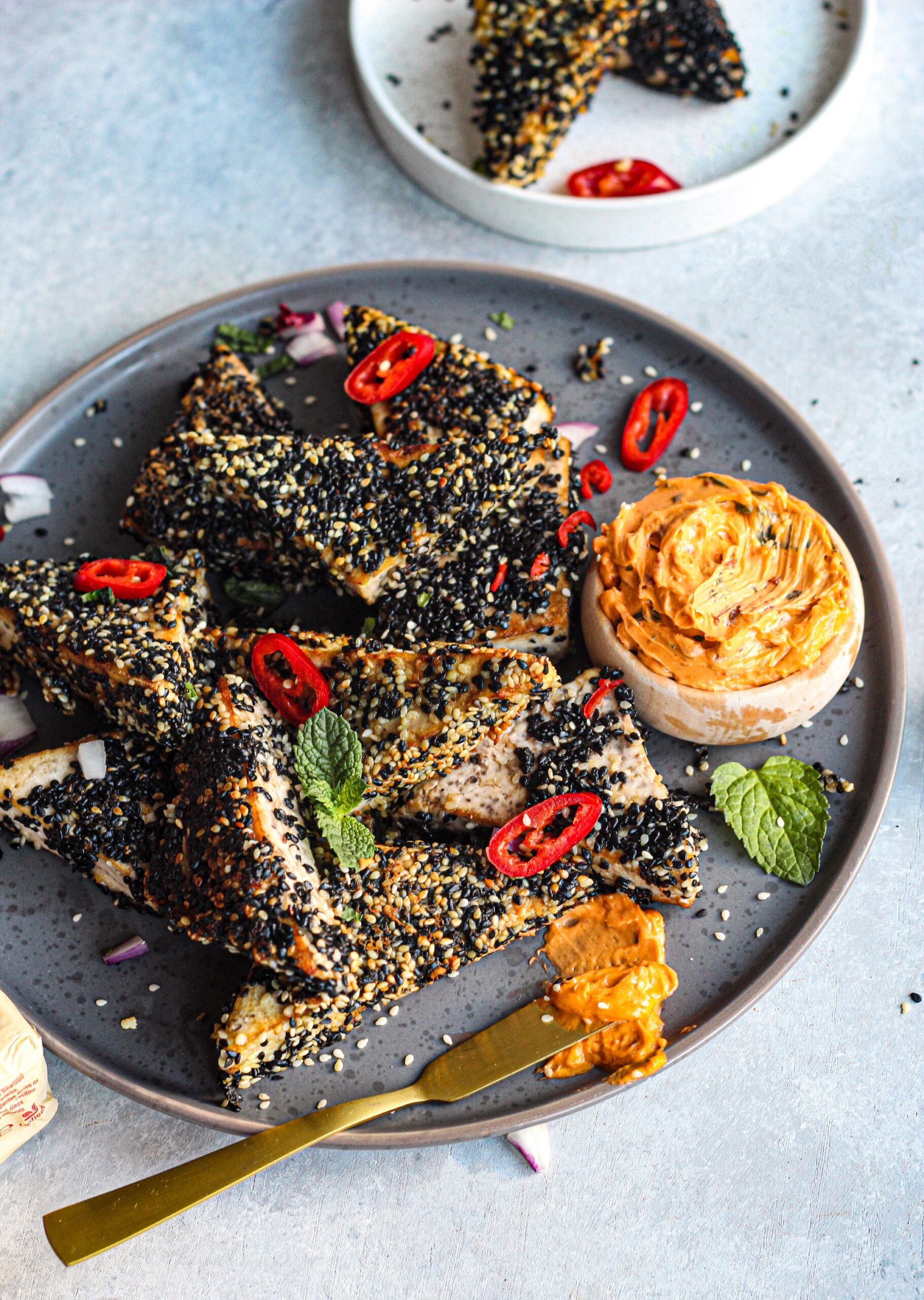 Tofu met een krokant sesamlaagje en gerookte paprika dip - Lenna Omrani