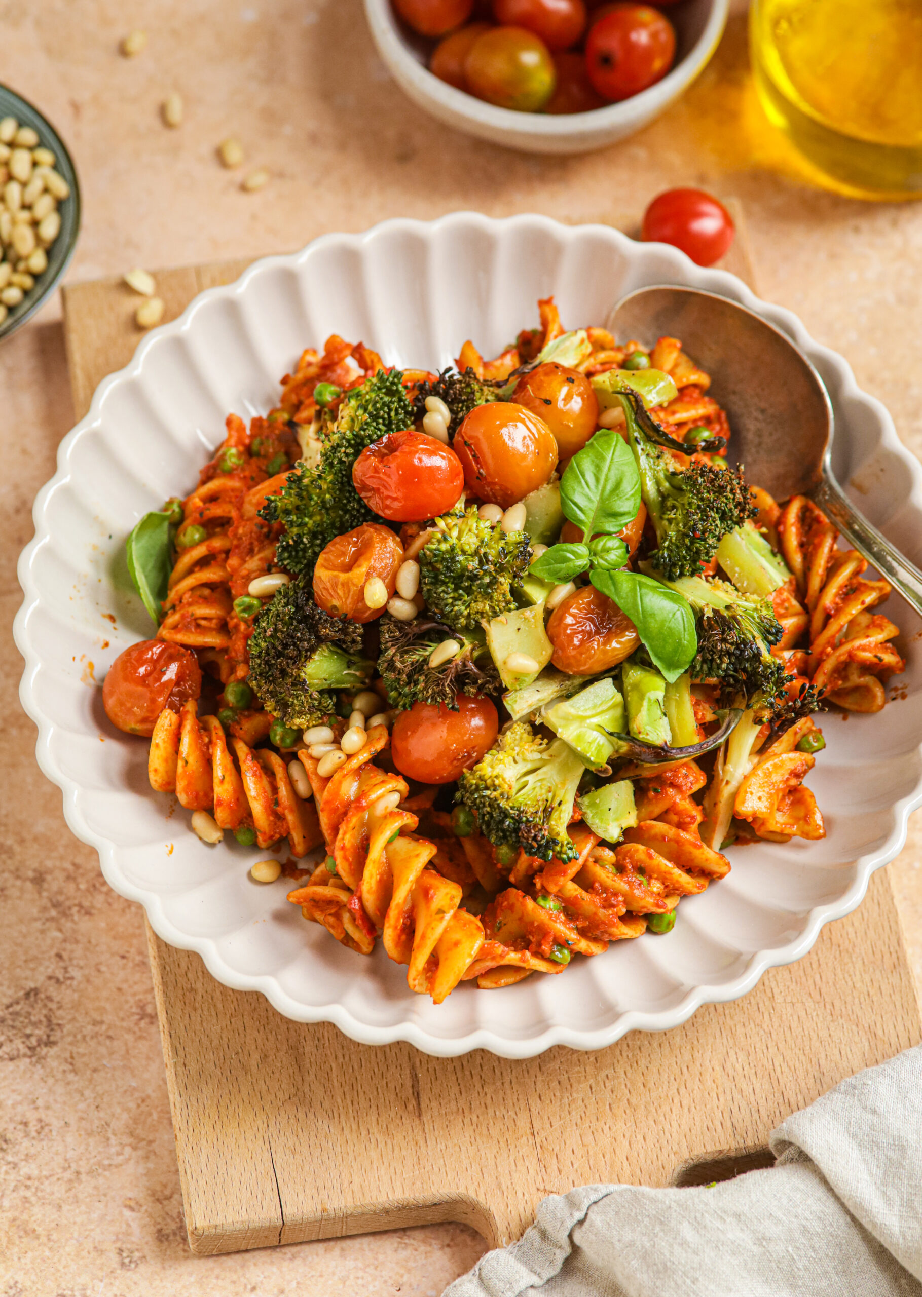 Rode pesto pasta met geroosterde broccoli - Lenna Omrani